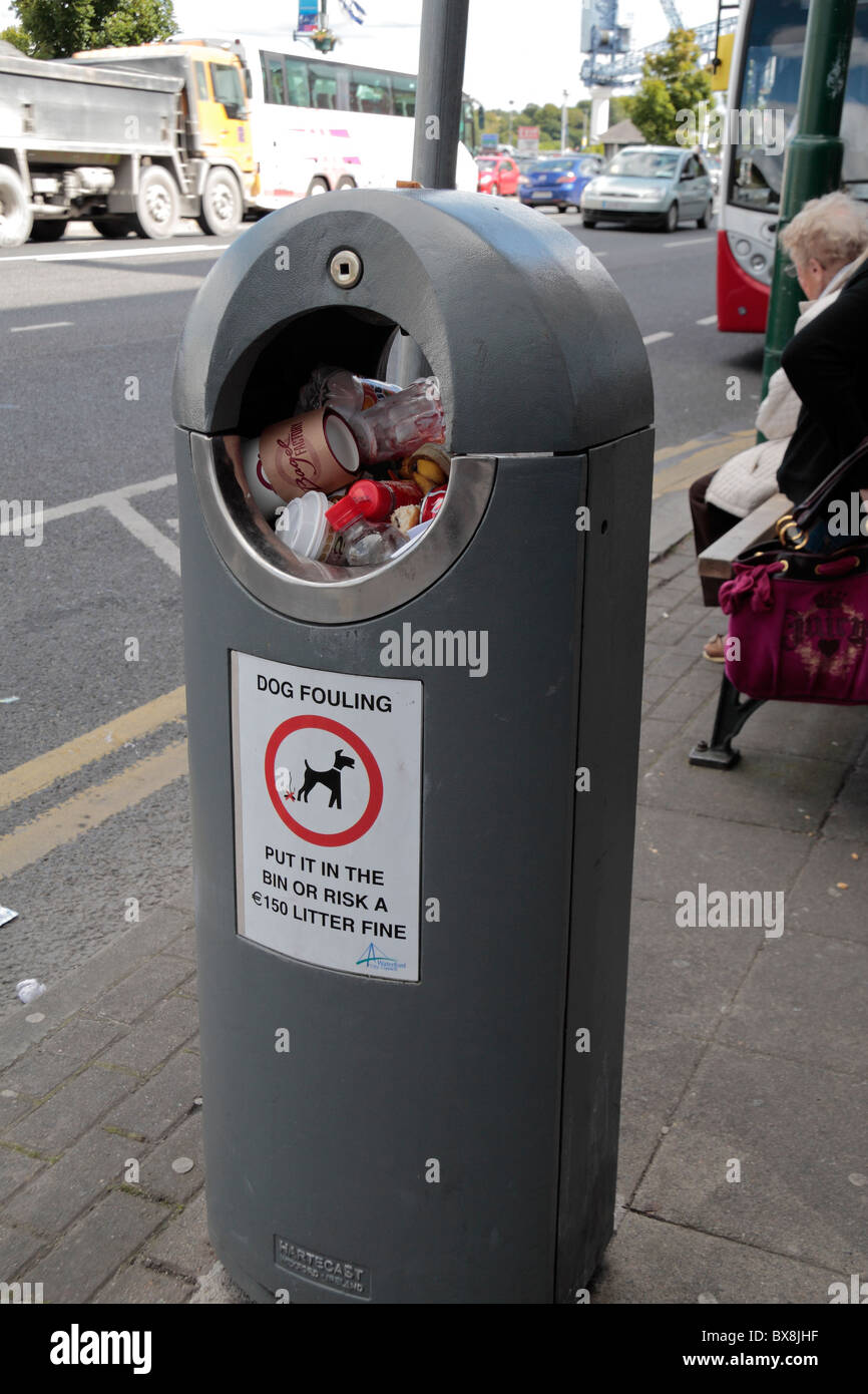 Dog litter warning sign hi-res stock photography and images - Alamy