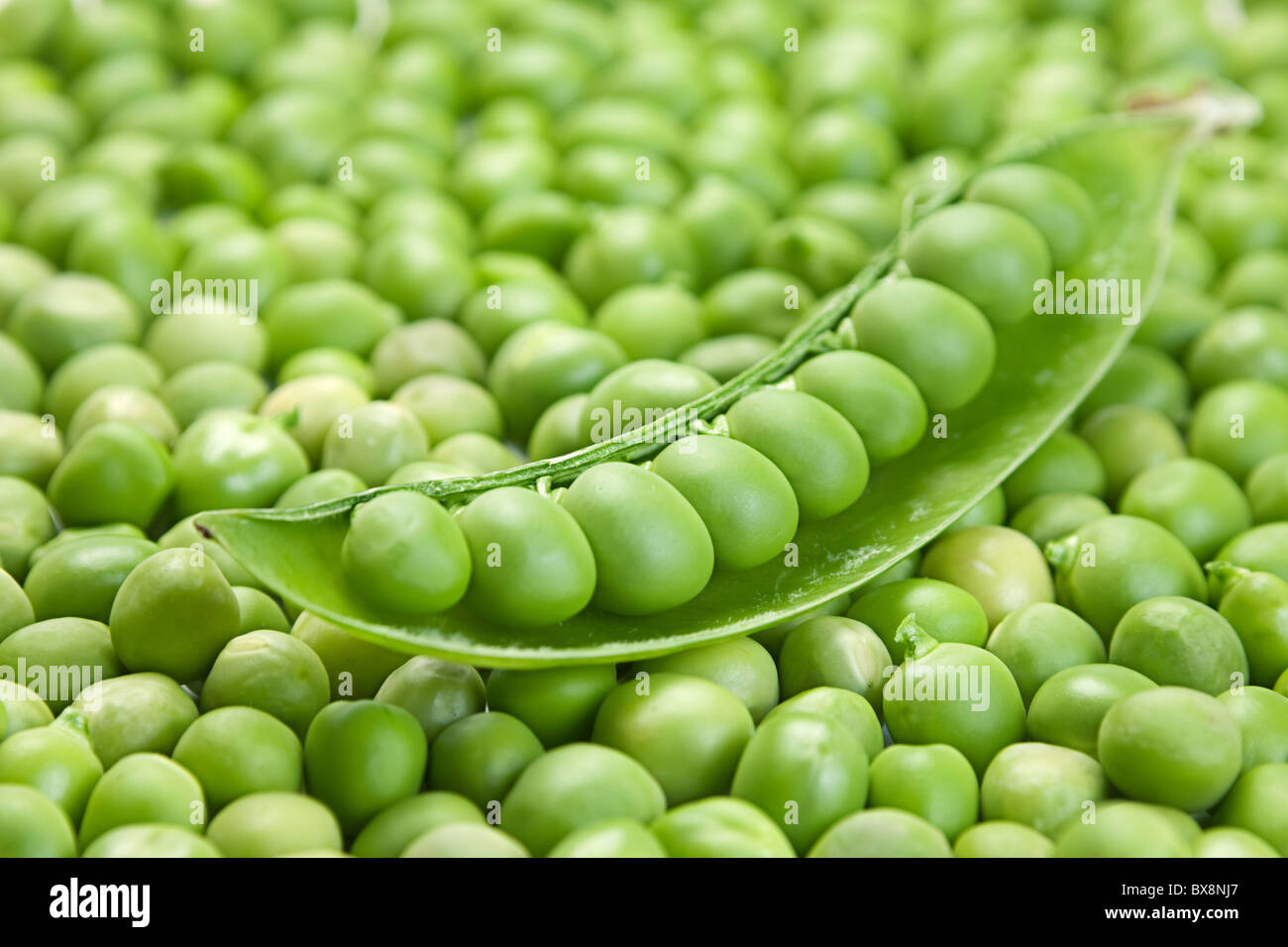 Fresh peas background Stock Photo - Alamy