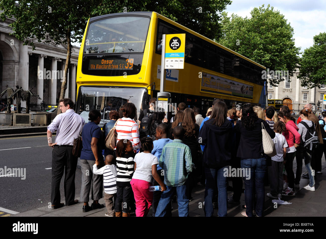 People bus stop dublin city hi-res stock photography and images - Alamy