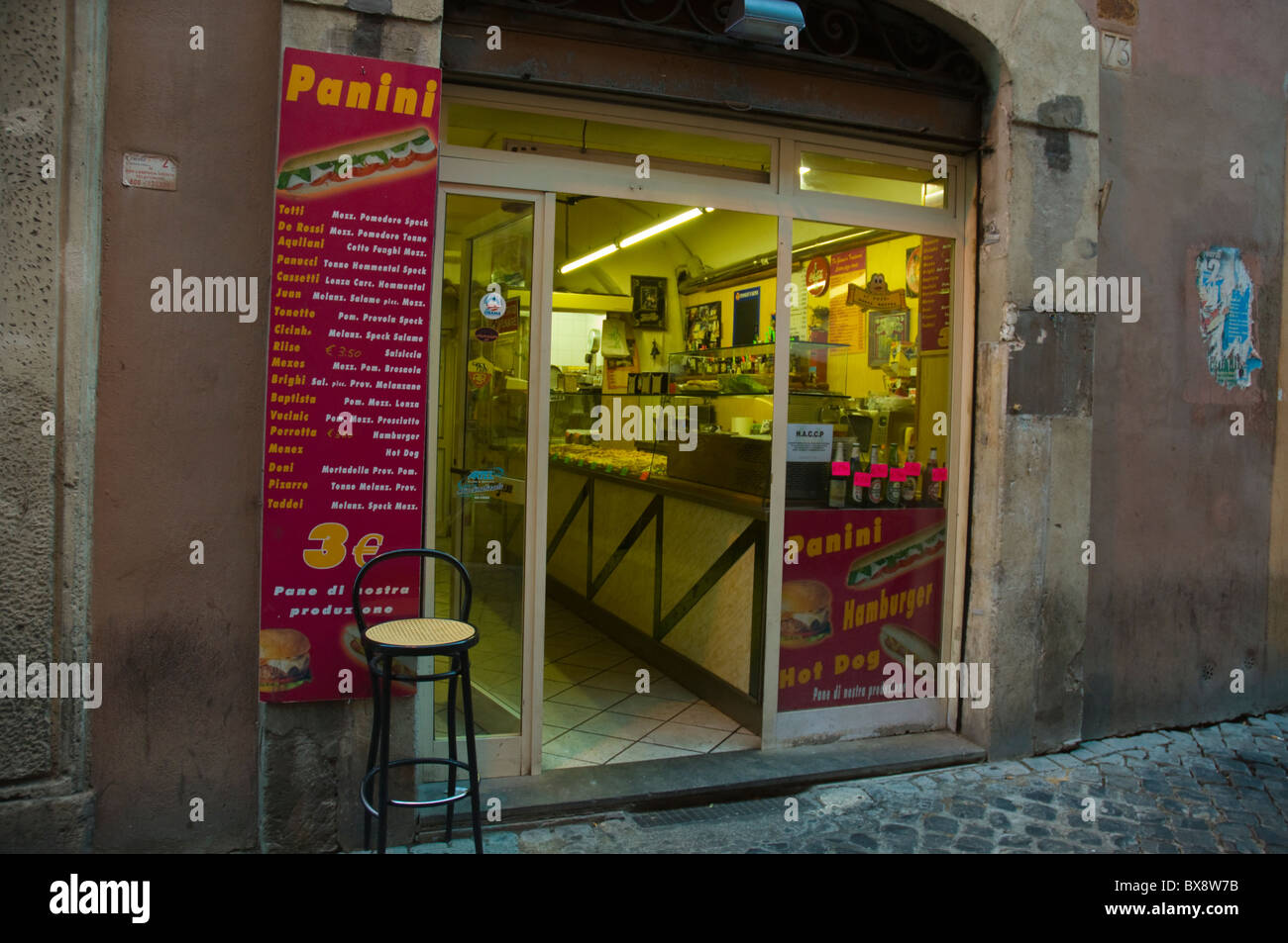 Pizza fast food restaurant exterior hi-res stock photography and images ...