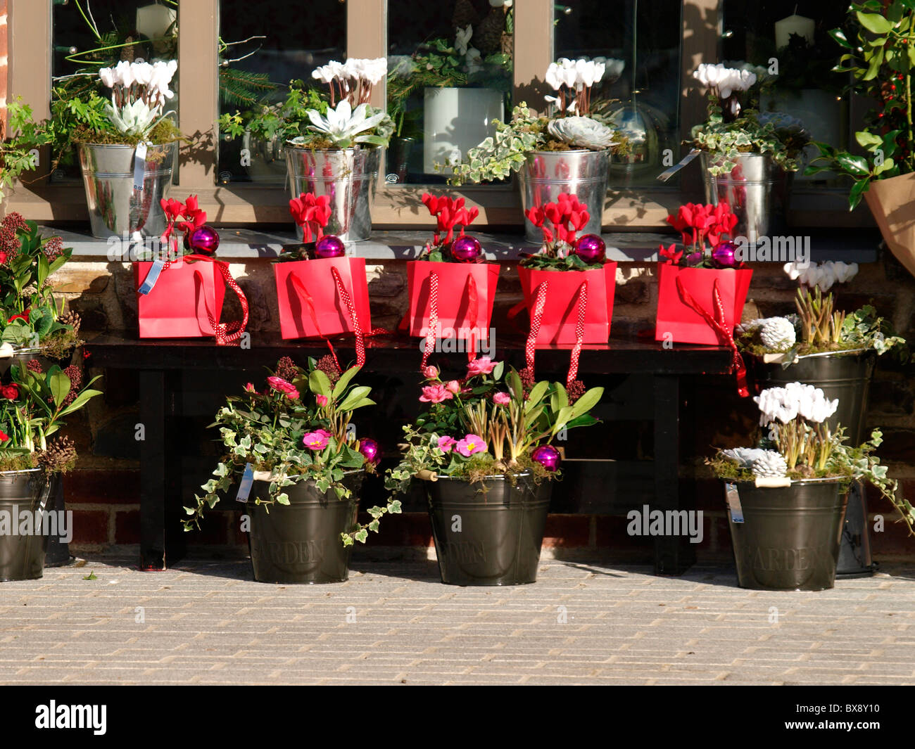 Shop front outside hi-res stock photography and images - Alamy