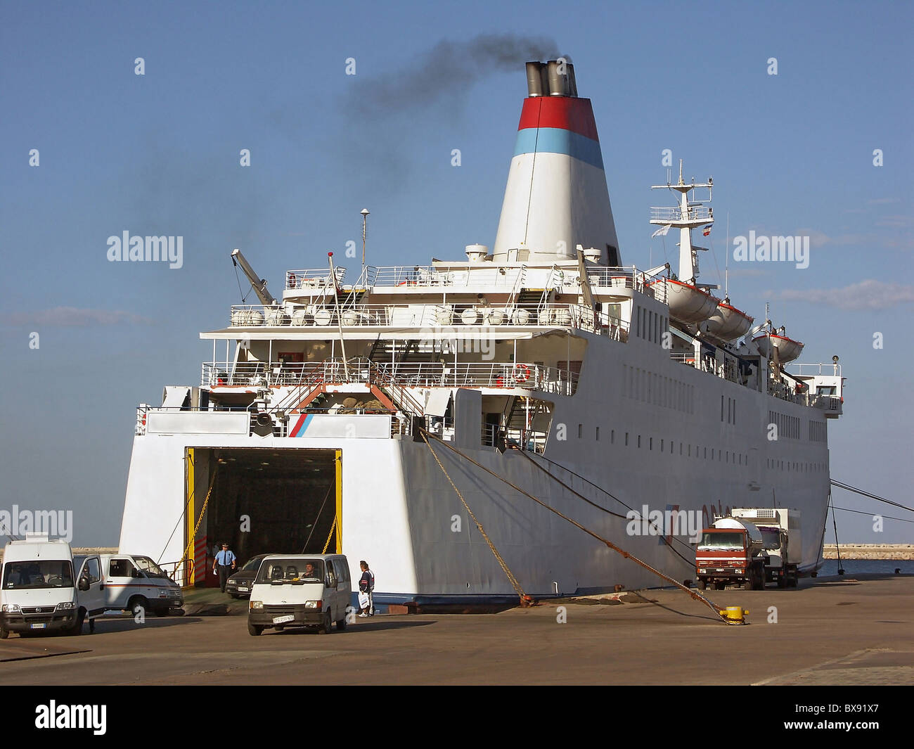 Port shipment cruiser load car hi-res stock photography and images - Alamy