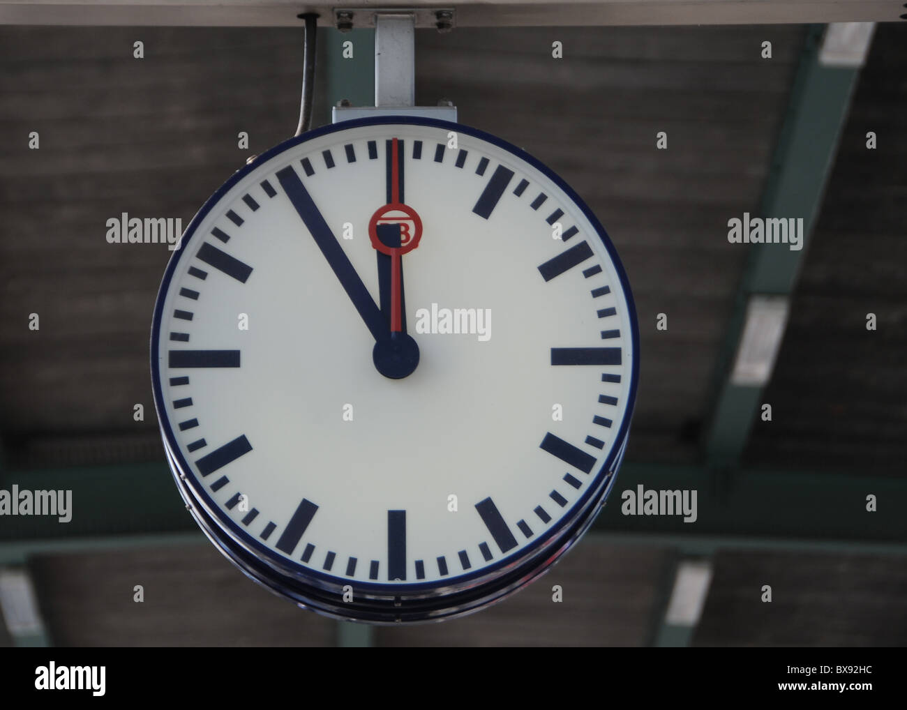 Station clock shows 11 hi-res stock photography and images - Alamy