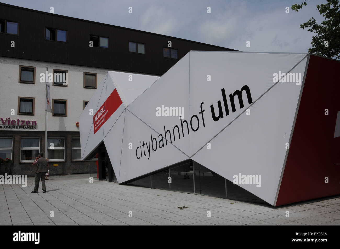 Advertising for the new City station at the central station of Ulm ...