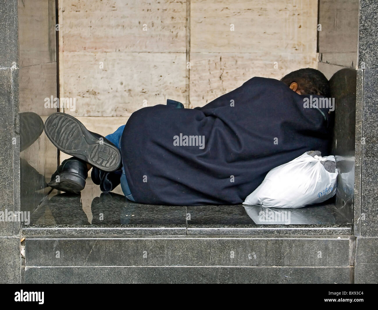 Homeless people sleep hi-res stock photography and images - Alamy
