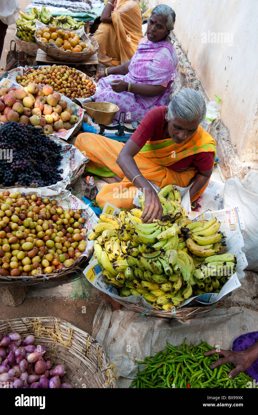 Women selling vegetables india hi-res stock photography and images - Alamy