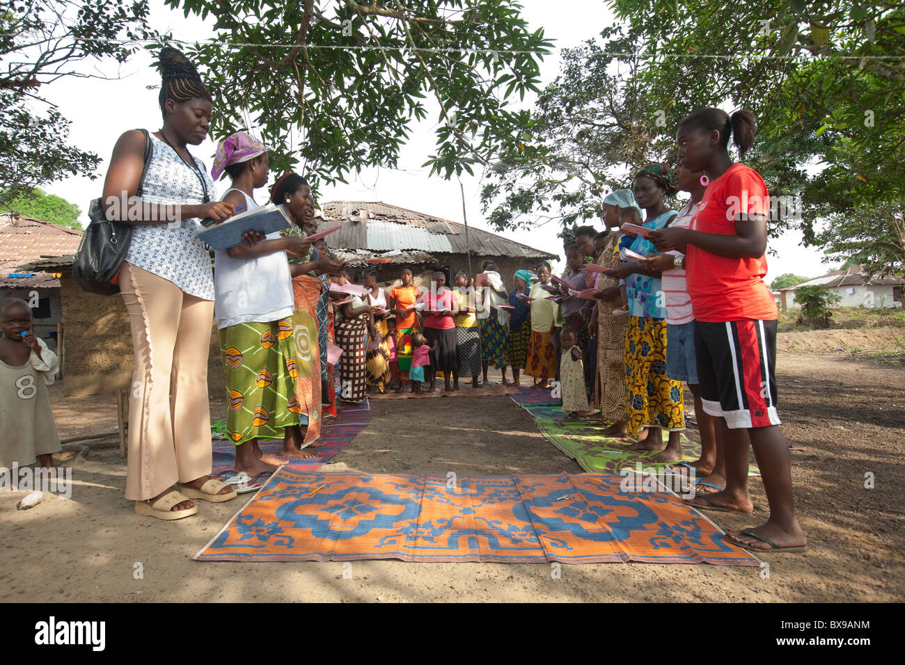 Village community meeting africa hi-res stock photography and images ...