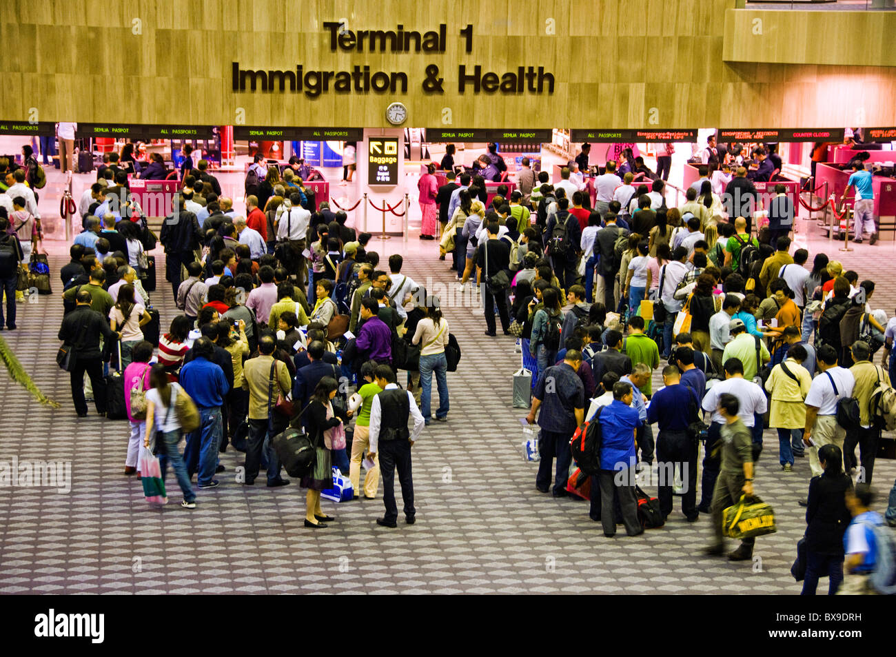 People rushing queue hi-res stock photography and images - Alamy