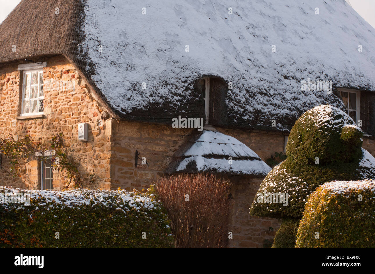 Cotswolds garden winter scene hi-res stock photography and images - Alamy