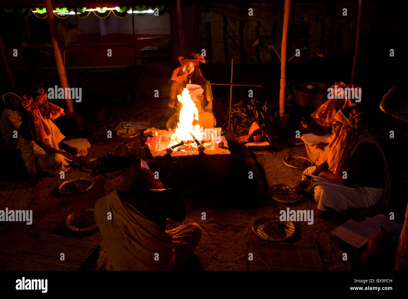 A Hindu ceremony by the bonfire Stock Photo - Alamy