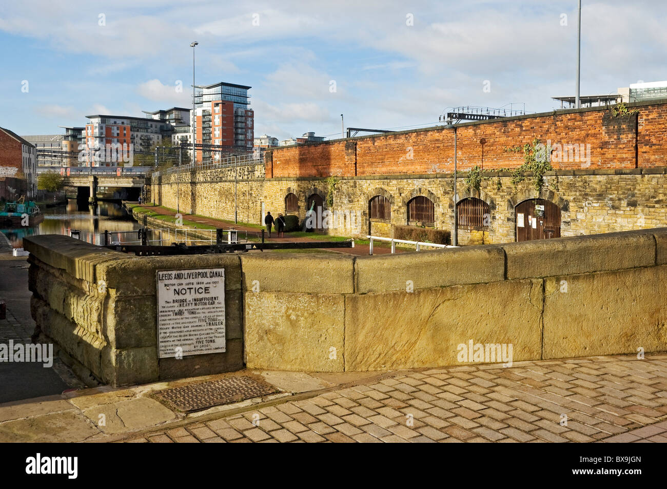Office Lock Bridge on the Leeds and Liverpool Canal Leeds West ...