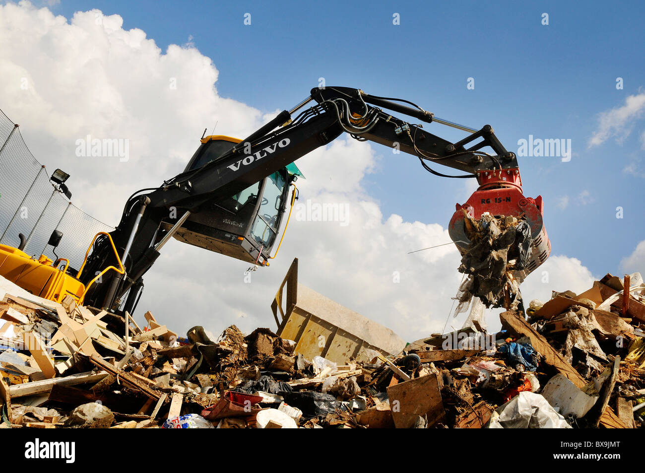 Scrap yard crane hi-res stock photography and images - Alamy Scrap yard crane hi-res stock photography and images - Alamy