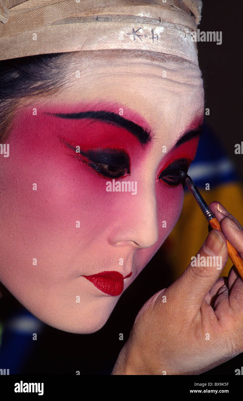 Beijing opera actor backstage makeup hi-res stock photography and ...