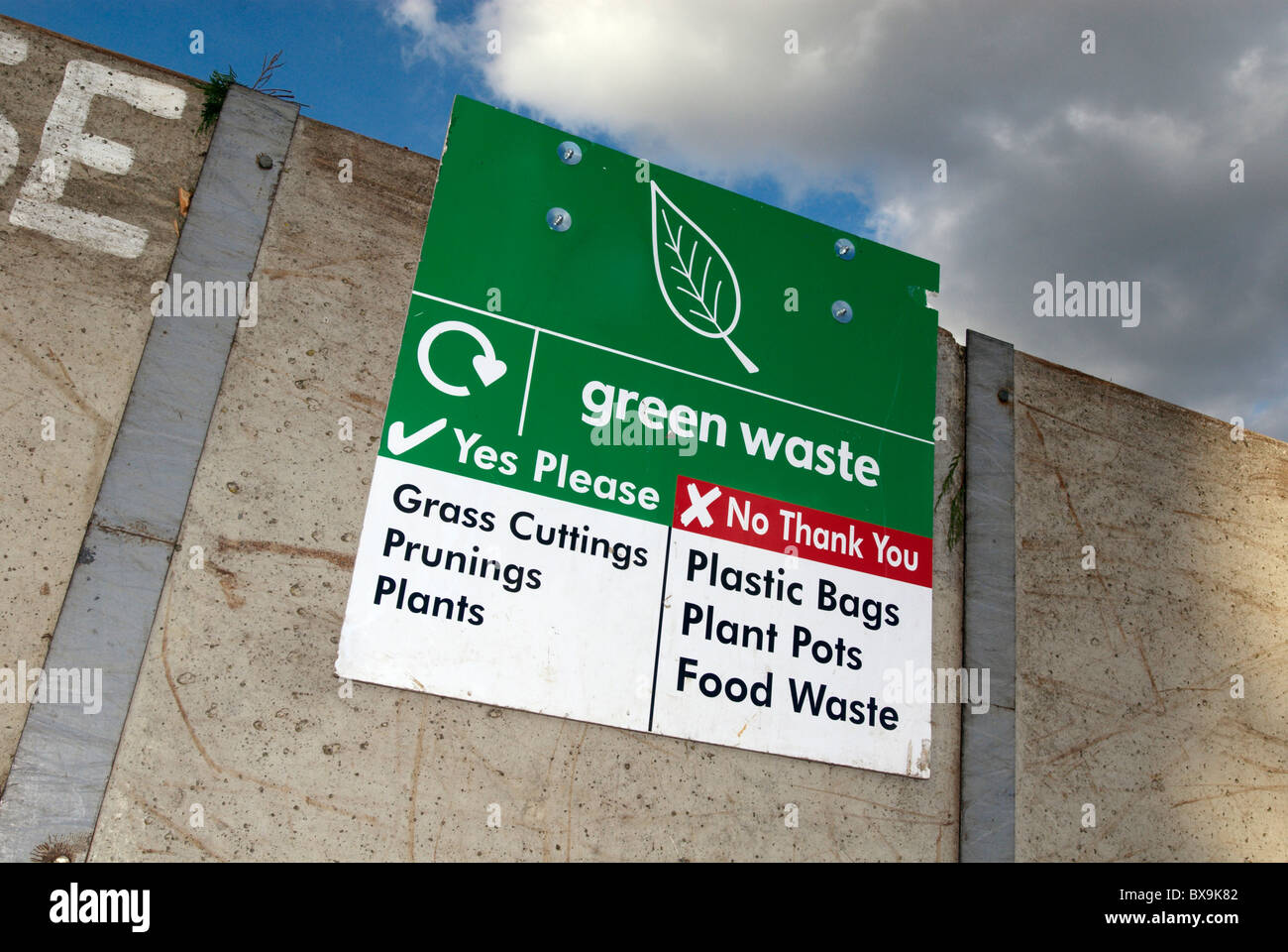 Green recycling symbol uk hi-res stock photography and images - Alamy