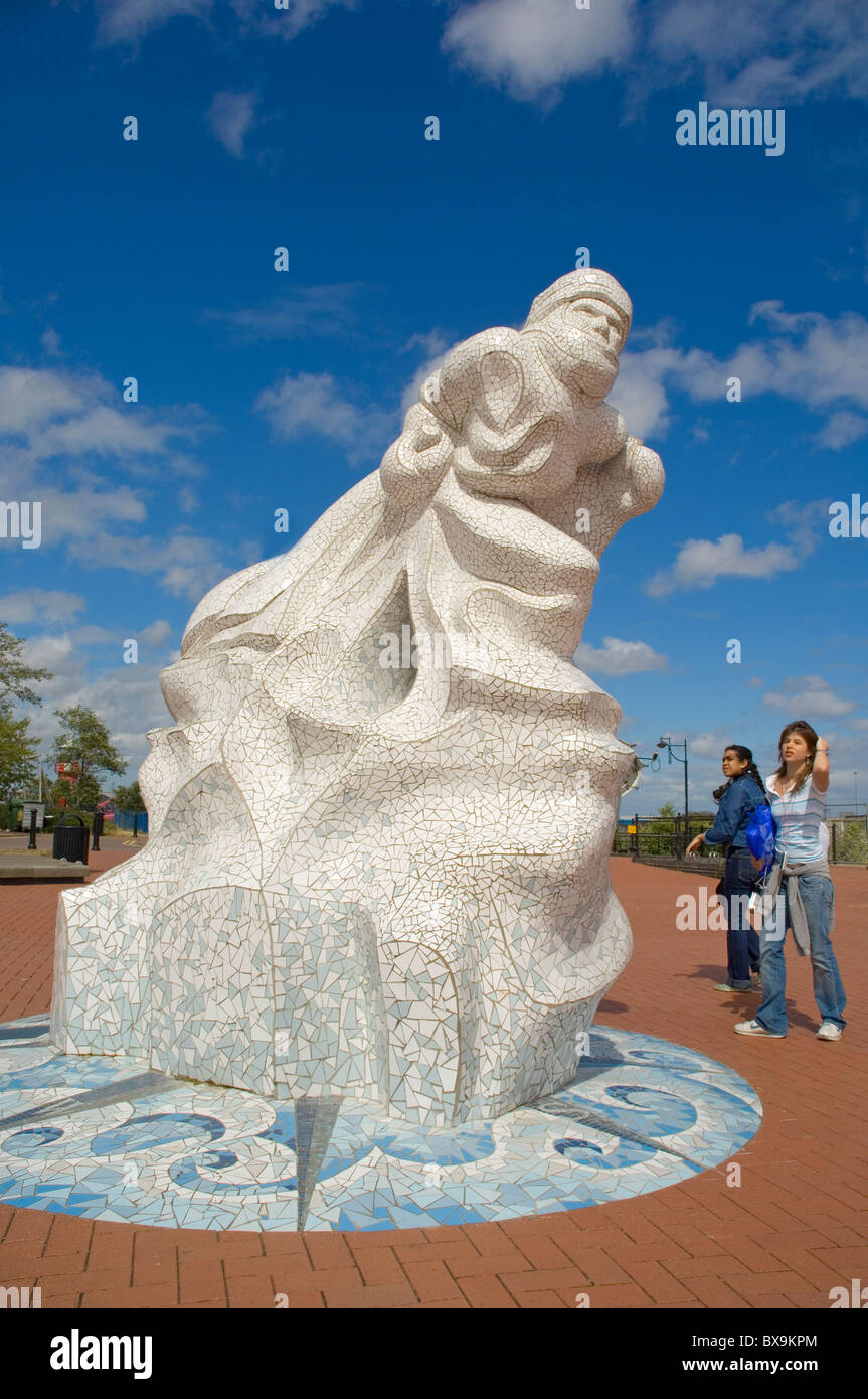Cardiff Bay, Captain Scott Memorial Statue Stock Photo - Alamy