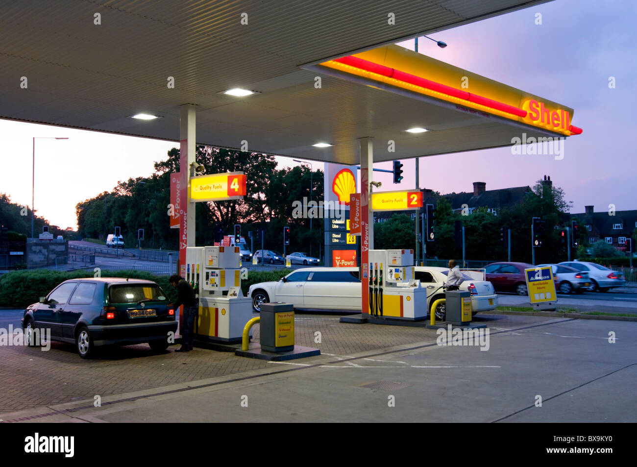 Shell petrol station uk hi-res stock photography and images - Alamy