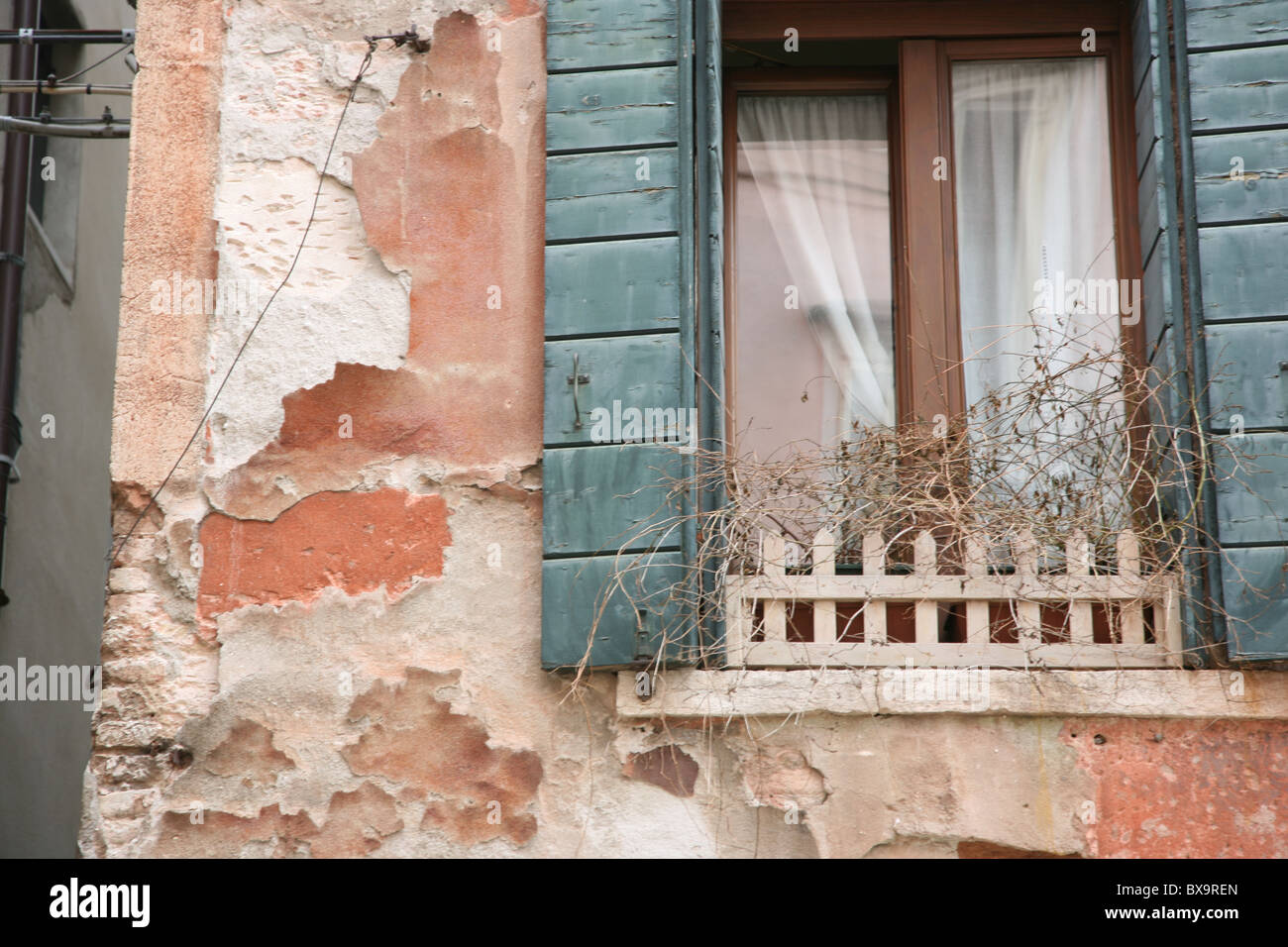 Bricks crumble hi-res stock photography and images - Alamy