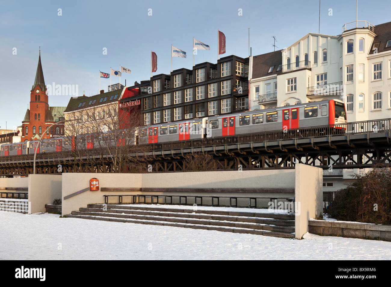 U-bahn train in Hamburg, on raised gantry between Landungsbrucken and ...