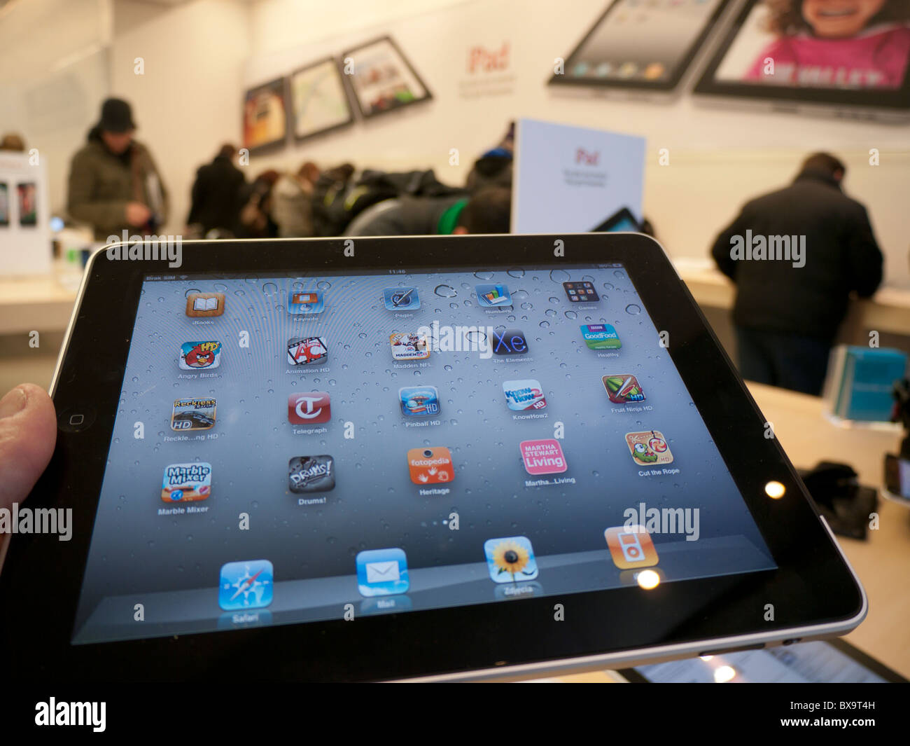 Ipads in store hi-res stock photography and images - Alamy