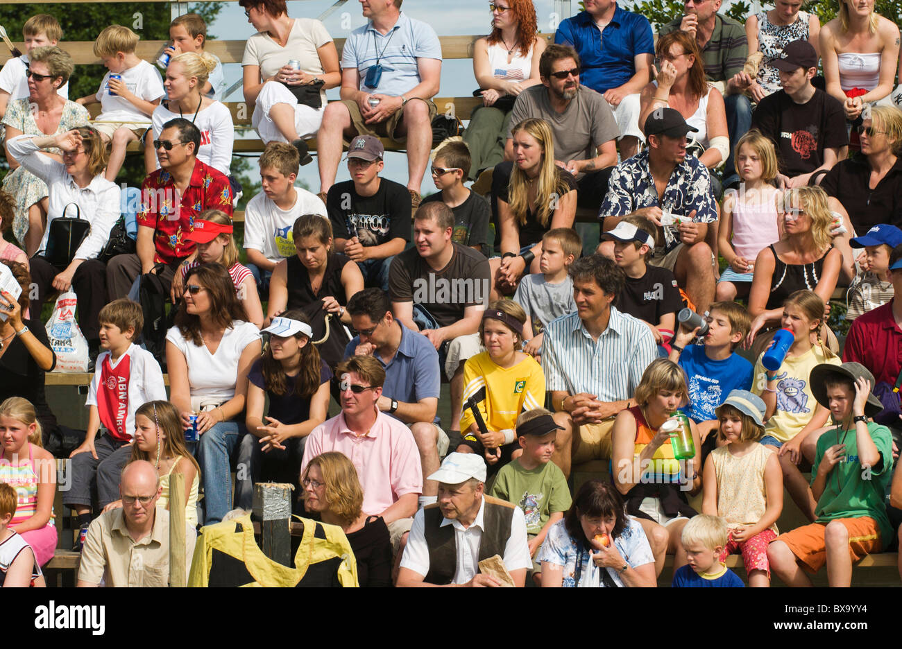 Crowd stand hi-res stock photography and images - Alamy