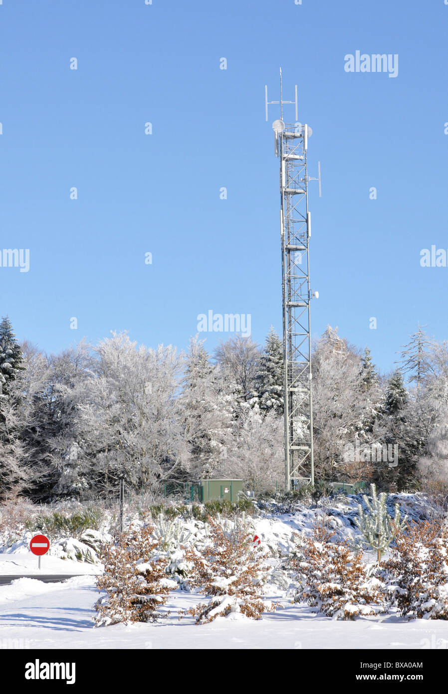 Snow on tv aerial hi-res stock photography and images - Alamy