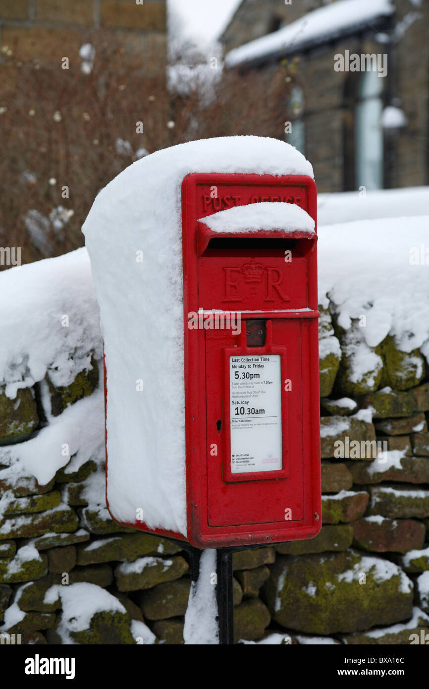 Postbox and snow and uk hi-res stock photography and images - Alamy