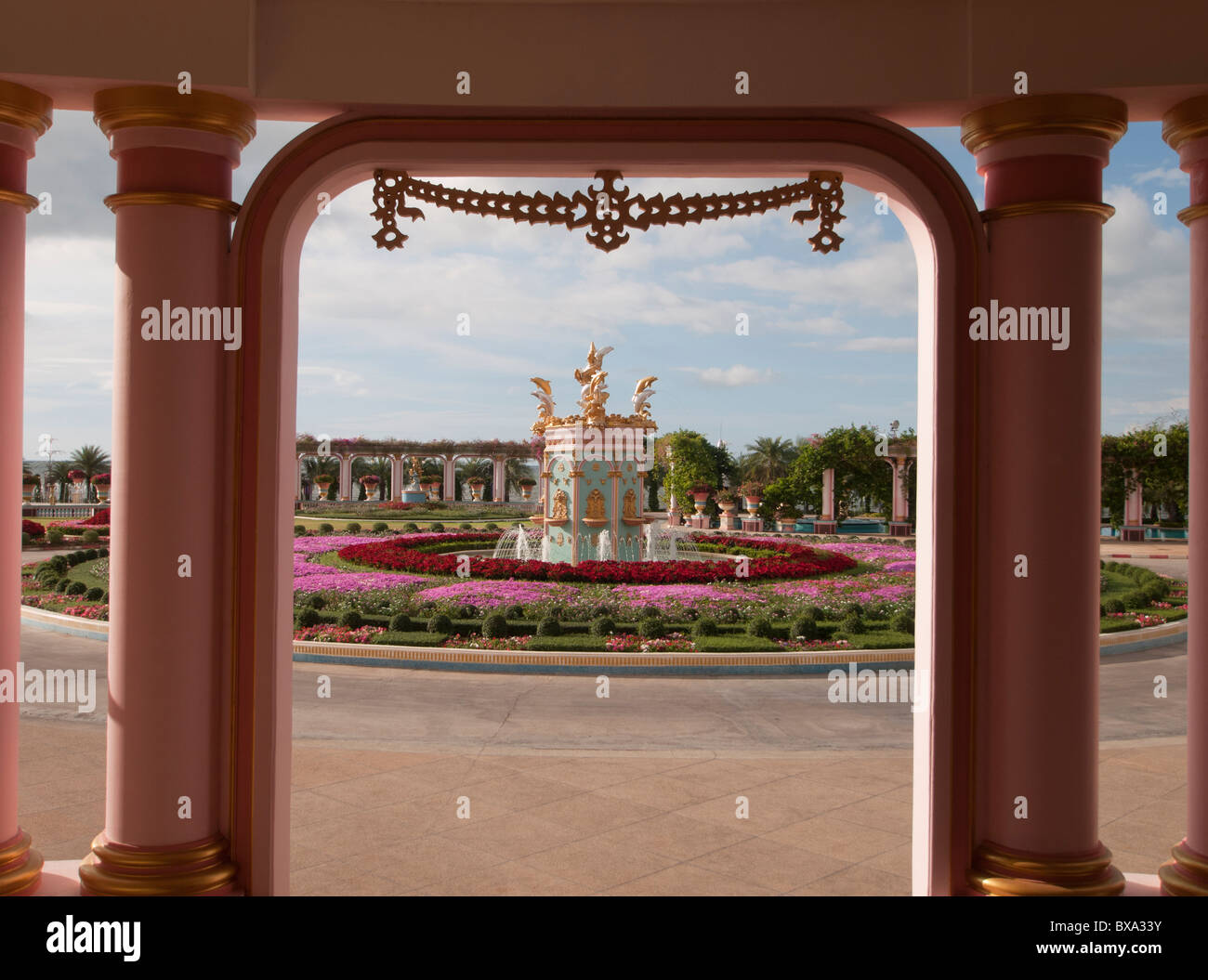 Roundabout with fountain hi-res stock photography and images - Alamy