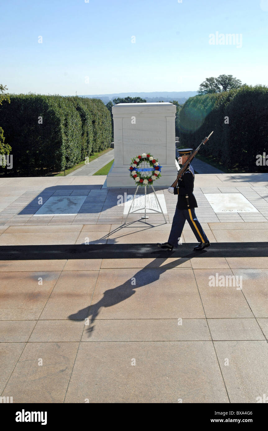 Wreath tomb of unknown soldier hi-res stock photography and images - Alamy