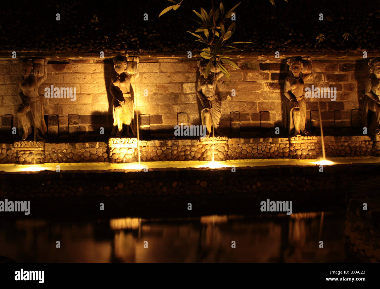 Statue reflections in resort water feature Stock Photo - Alamy