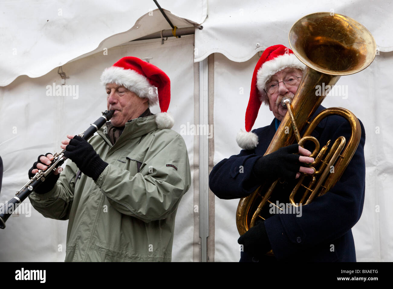Musicians perform outside hi-res stock photography and images - Alamy
