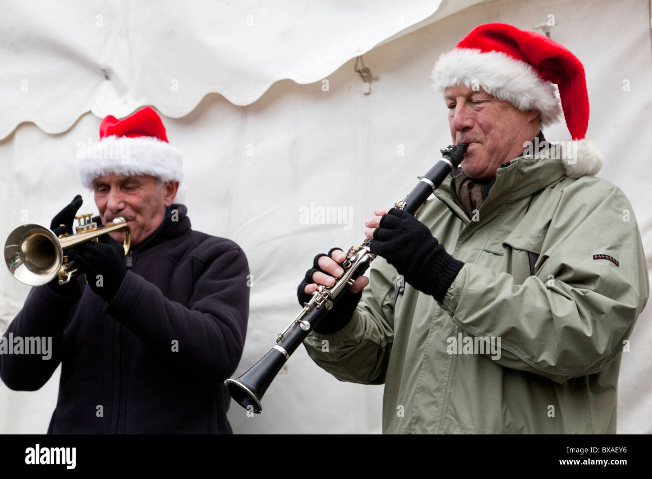 Musicians perform outside hi-res stock photography and images - Alamy