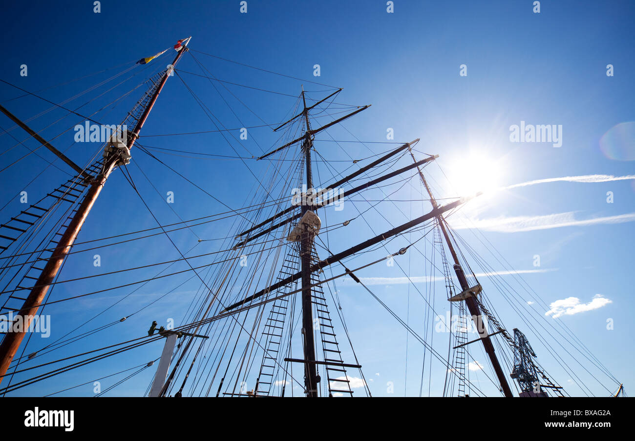 Ship mast. On blue sky background Stock Photo - Alamy