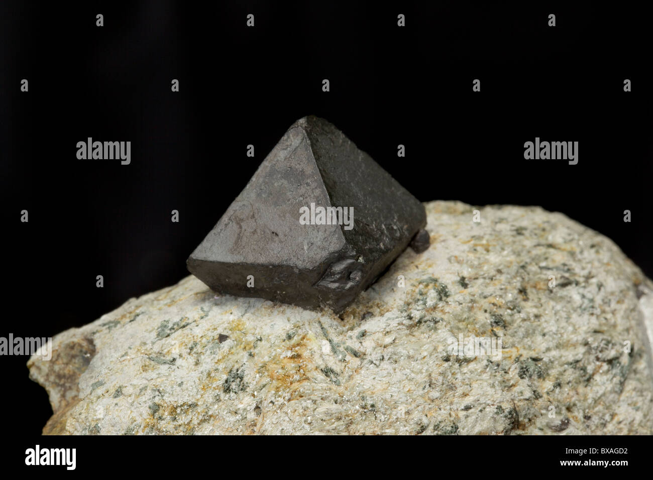Magnetite - Yinnietharra - Western Australia - an important ore of iron ...