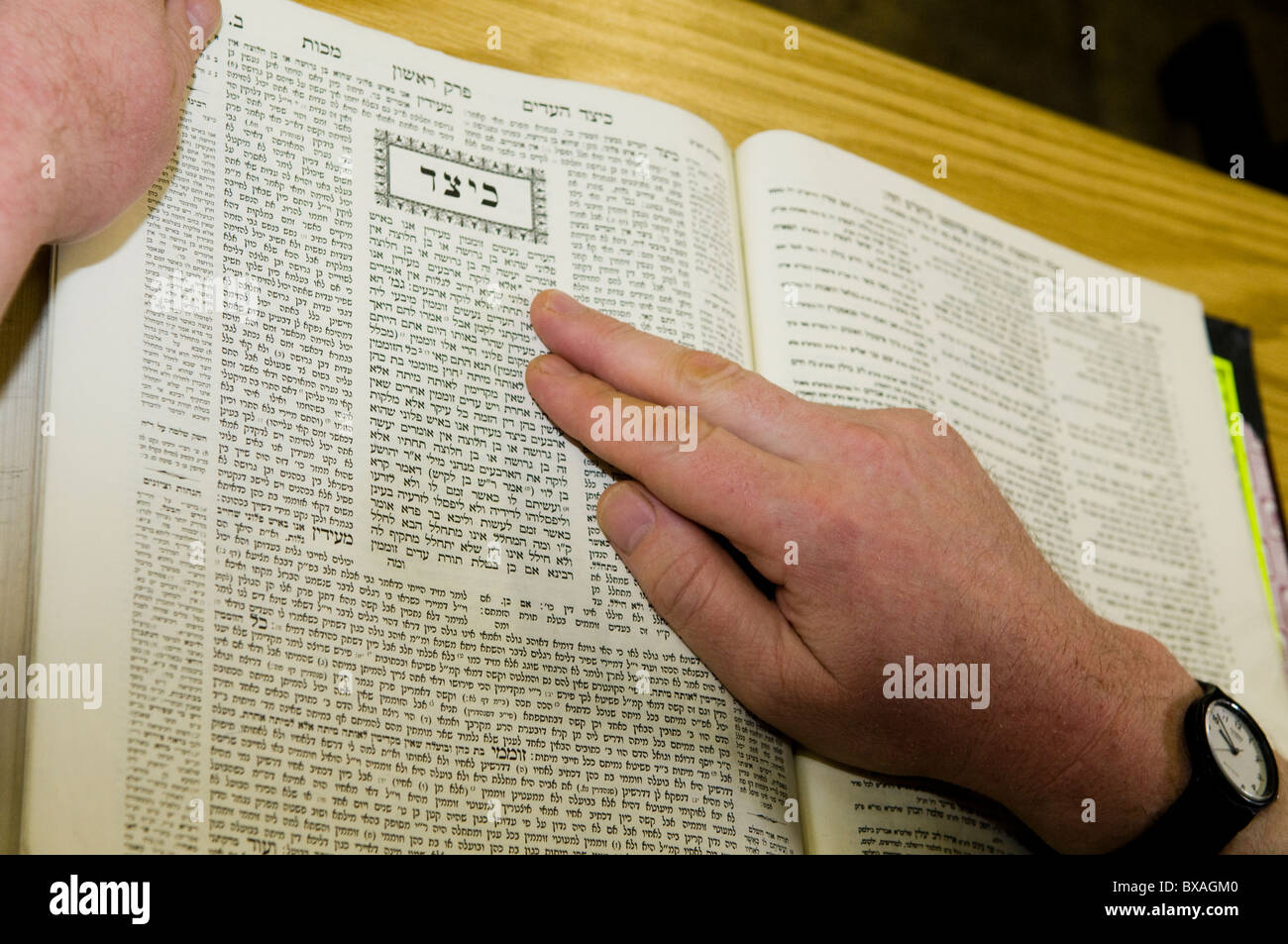 Reading a holy Jewish book Stock Photo - Alamy