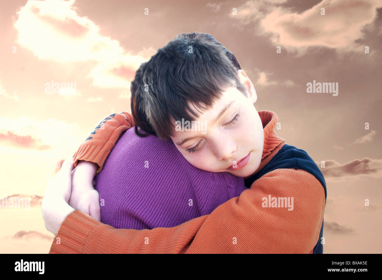 The white boy in обятиях mums has put a head on a shoulder Stock Photo ...