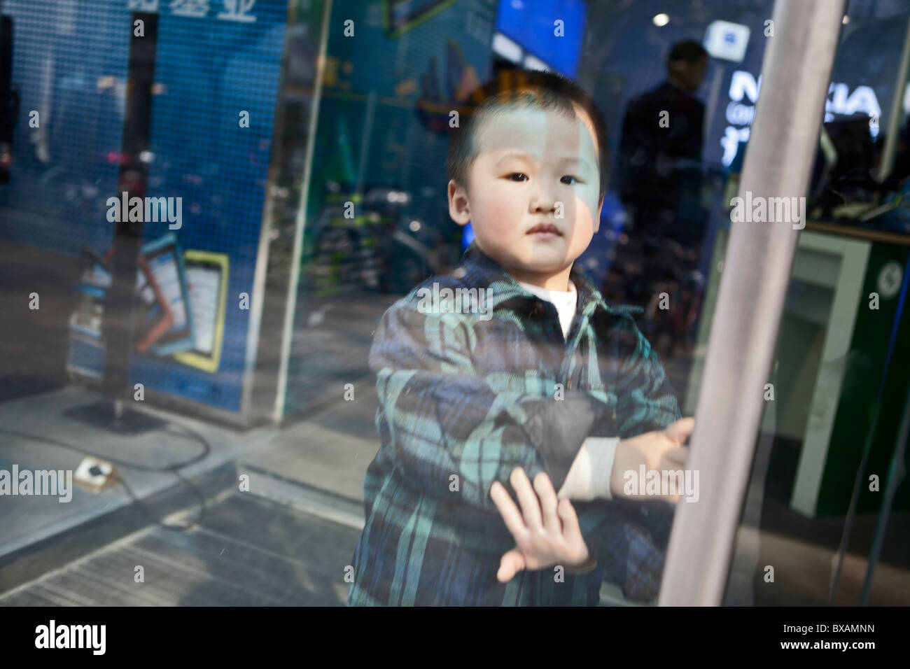 Standing behind glass hi-res stock photography and images - Alamy