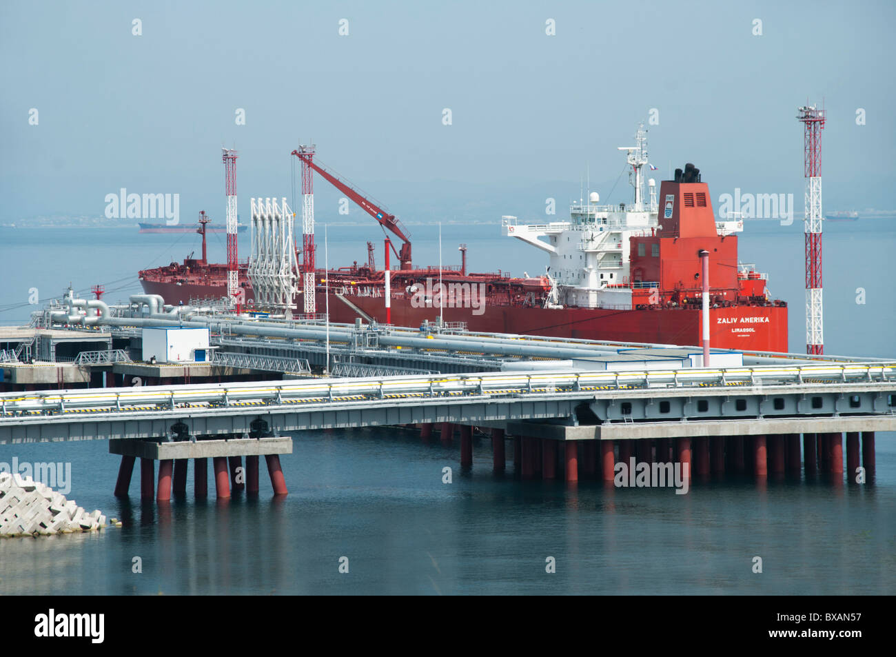 Oil platform tanker in sea hi-res stock photography and images - Alamy