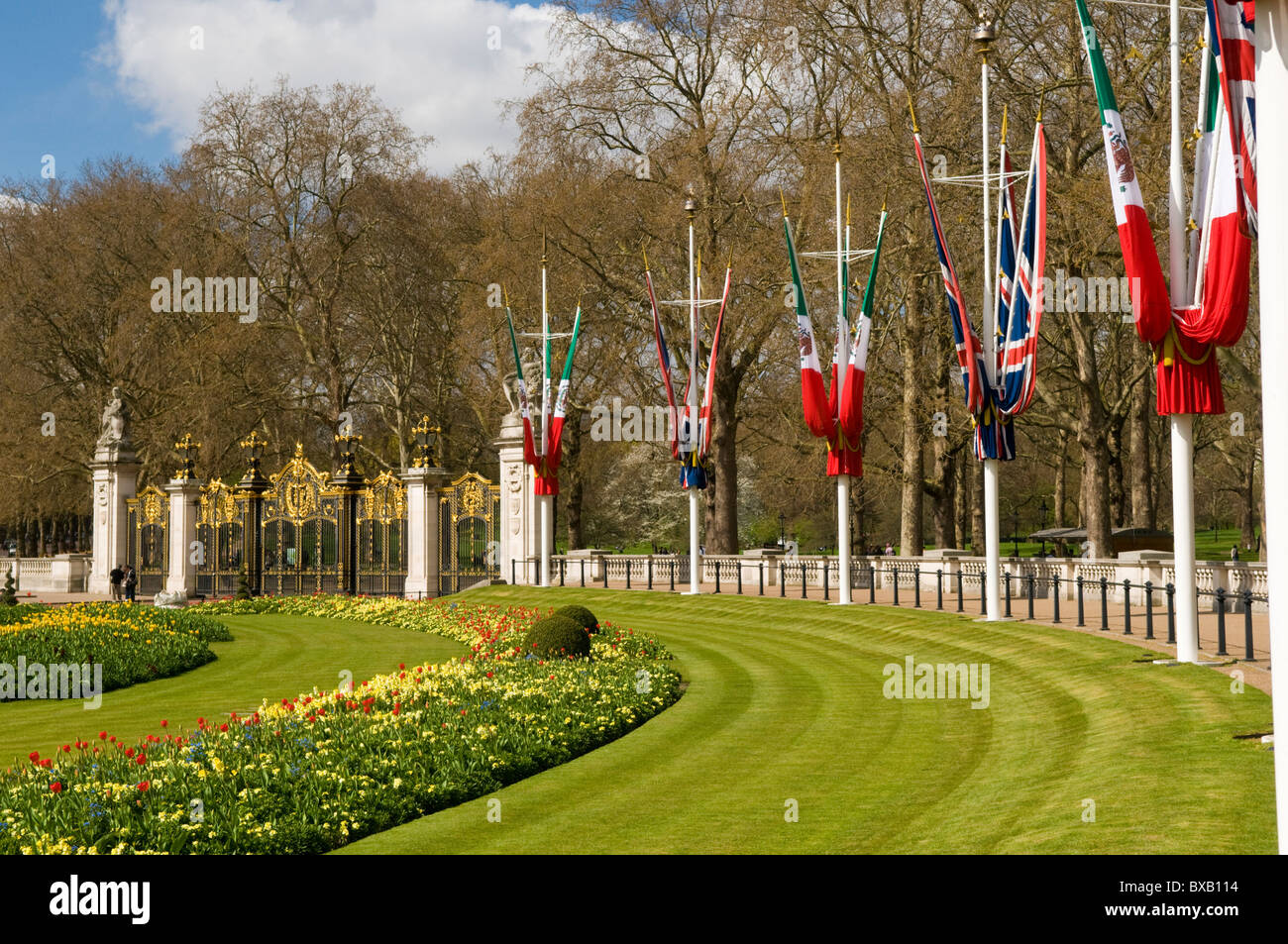 Canada gate london flags hi-res stock photography and images - Alamy