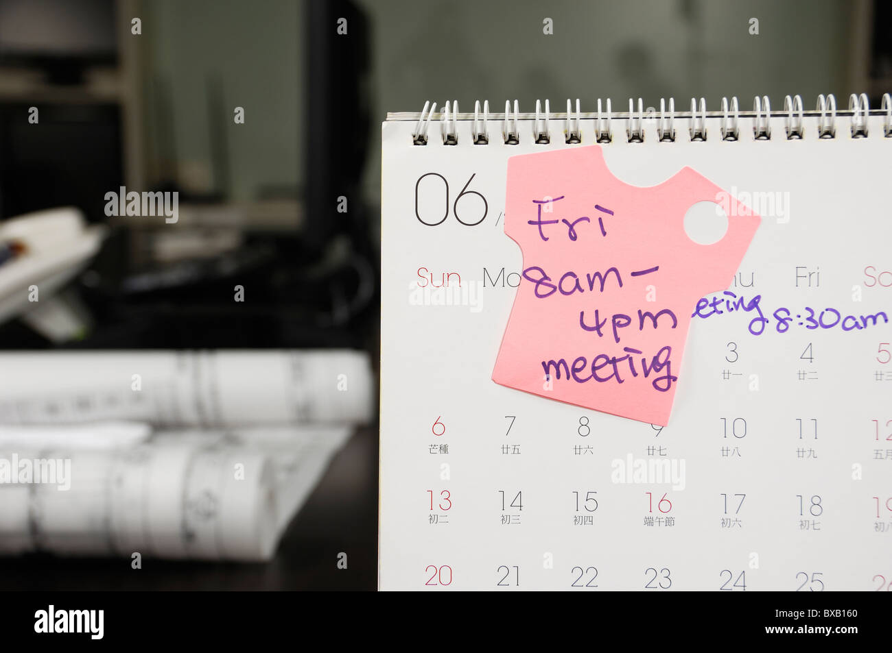 Adhesive note stuck on a calendar Stock Photo - Alamy