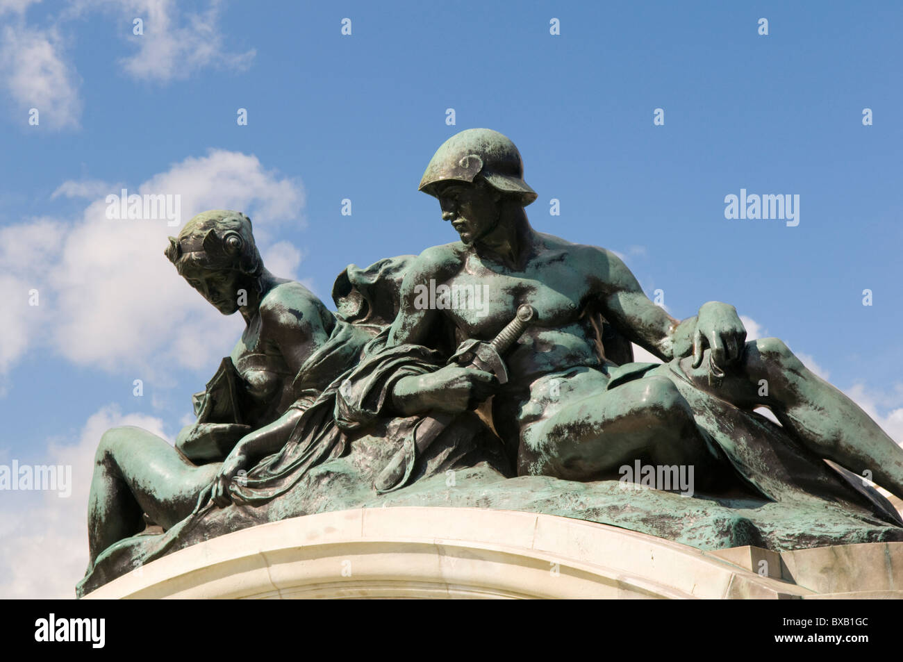 Buckingham palace bronze statue london hi-res stock photography and ...