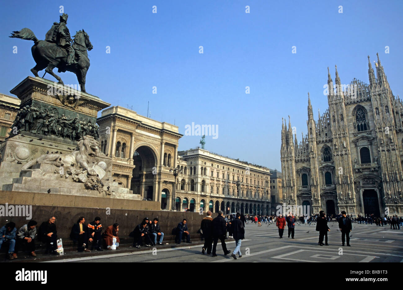 Cathedral square tourists milano hi-res stock photography and images ...