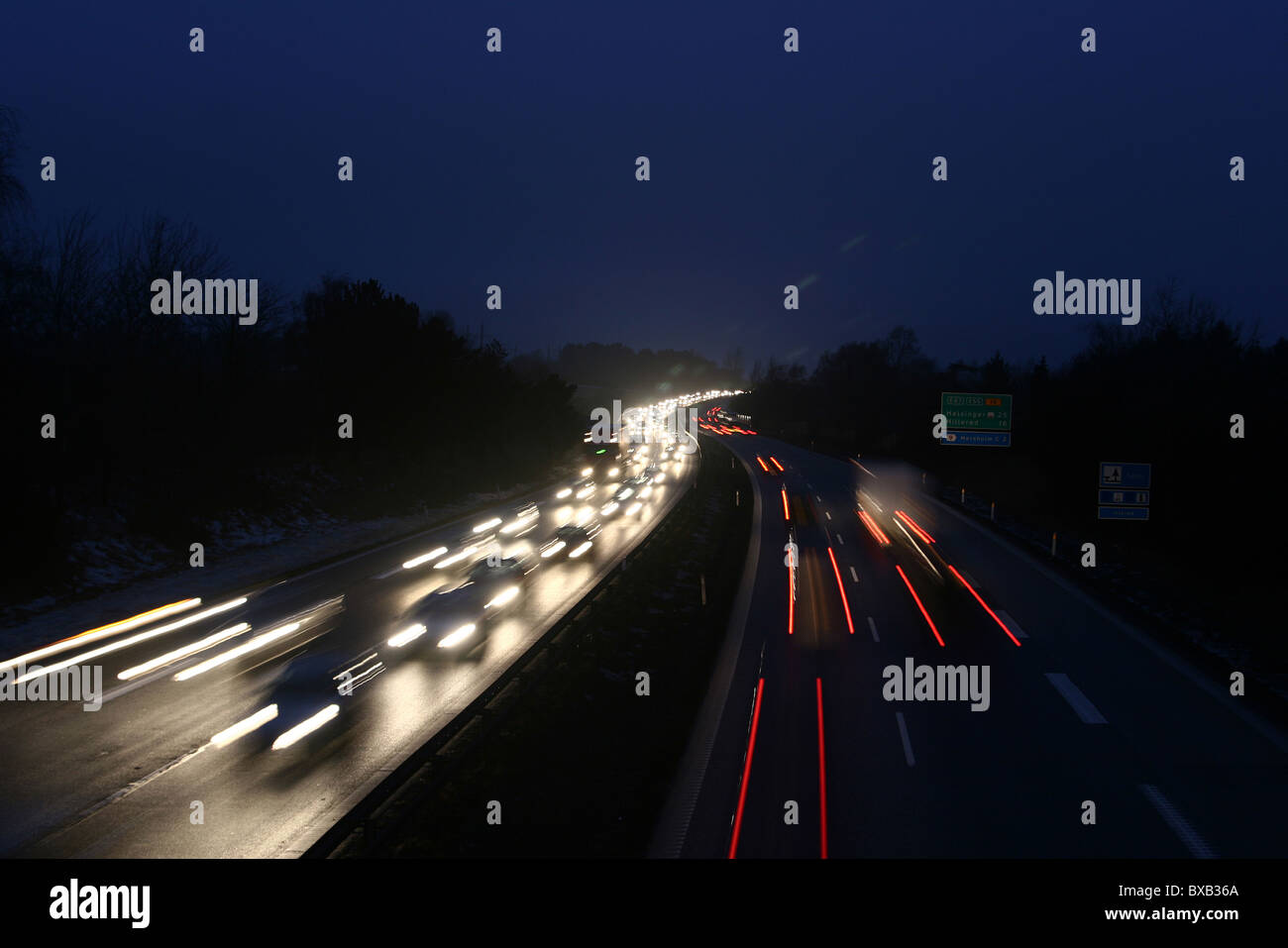 Traffic light on low shutter hi-res stock photography and images - Alamy