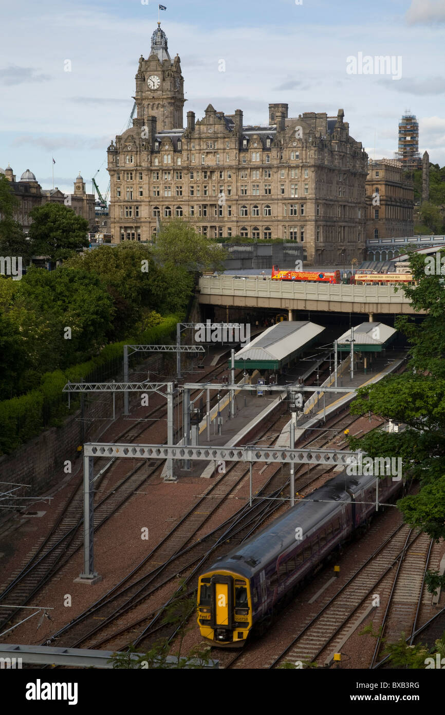 Edinburgh waverley train station hi-res stock photography and images ...
