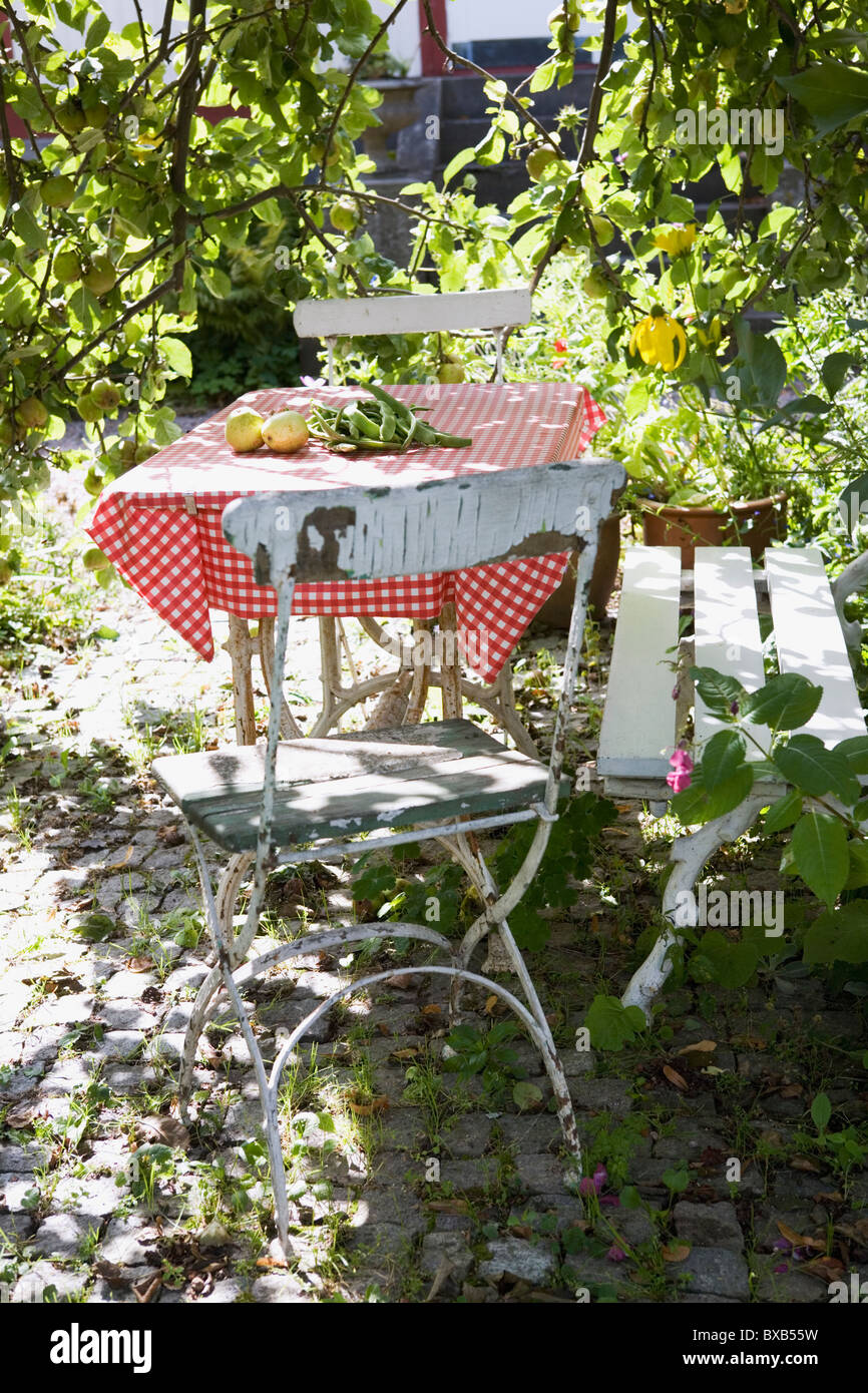 Tables chairs and tablecloths hi-res stock photography and images - Alamy