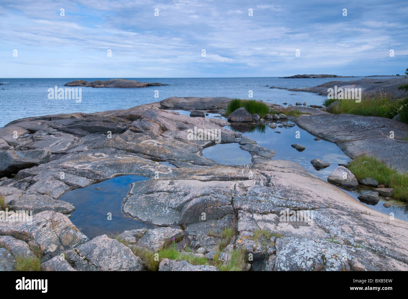 Rocky shore lines hi-res stock photography and images - Alamy