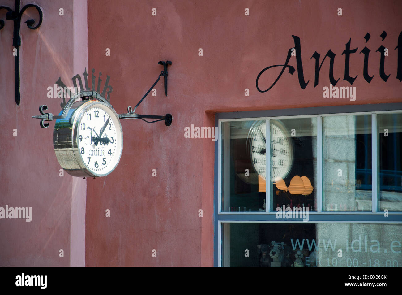 Antique clock shop hi-res stock photography and images - Alamy