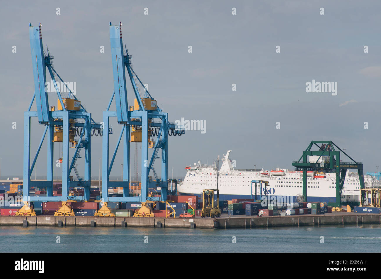 Shipping container cranes hi-res stock photography and images - Alamy