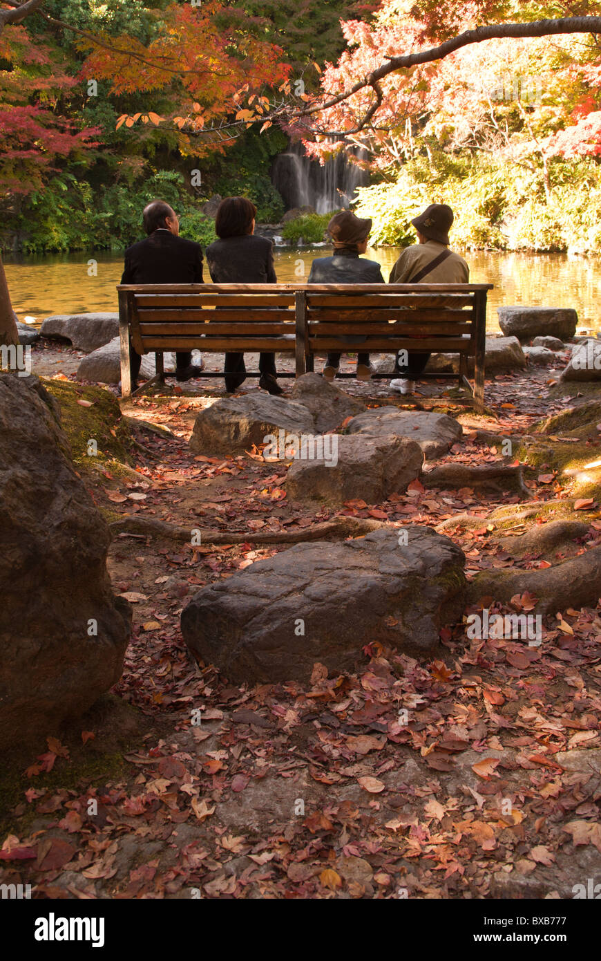 Red bench japanese garden hi-res stock photography and images - Alamy