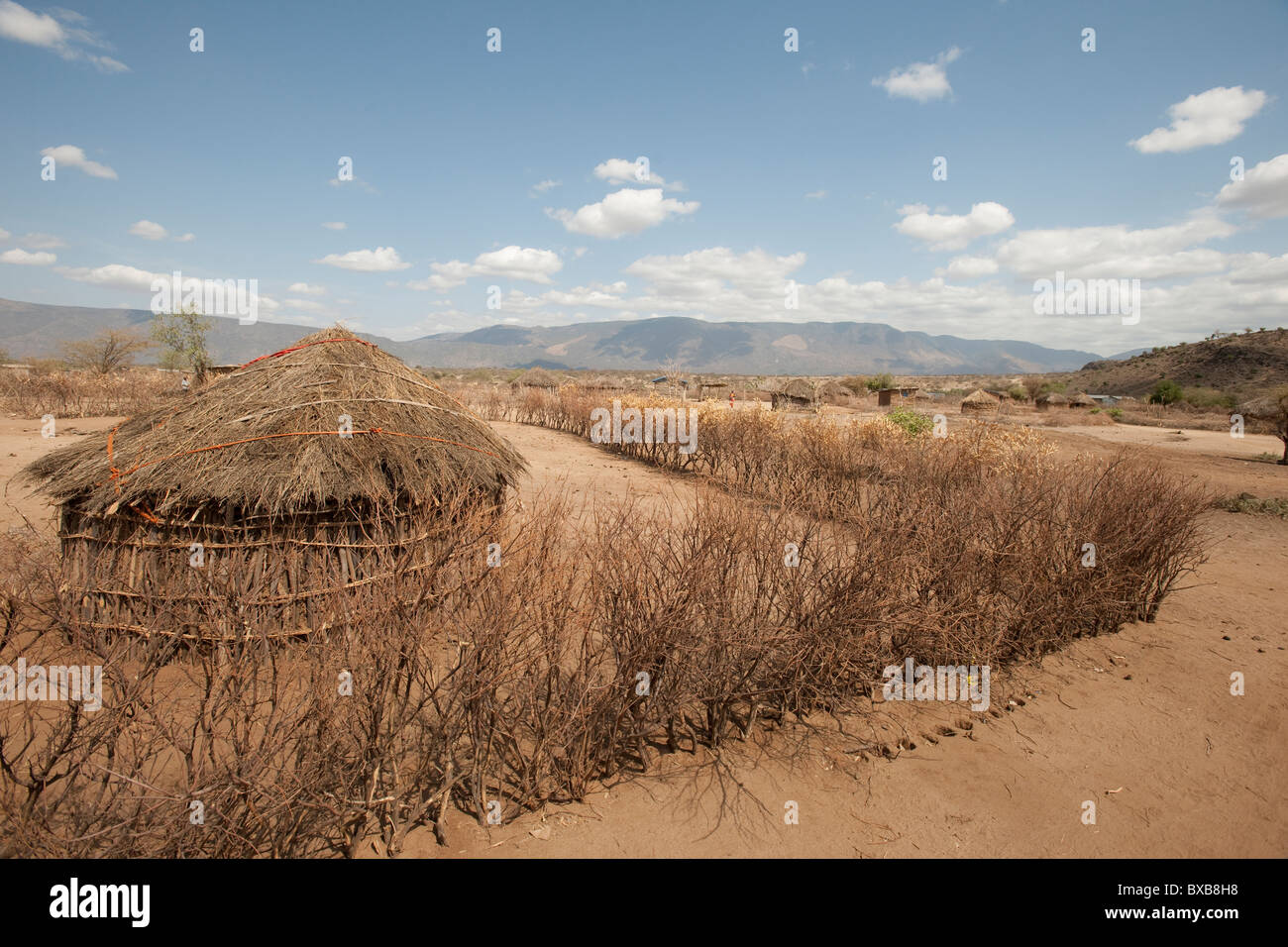 Hut in Kenyan village Stock Photo - Alamy