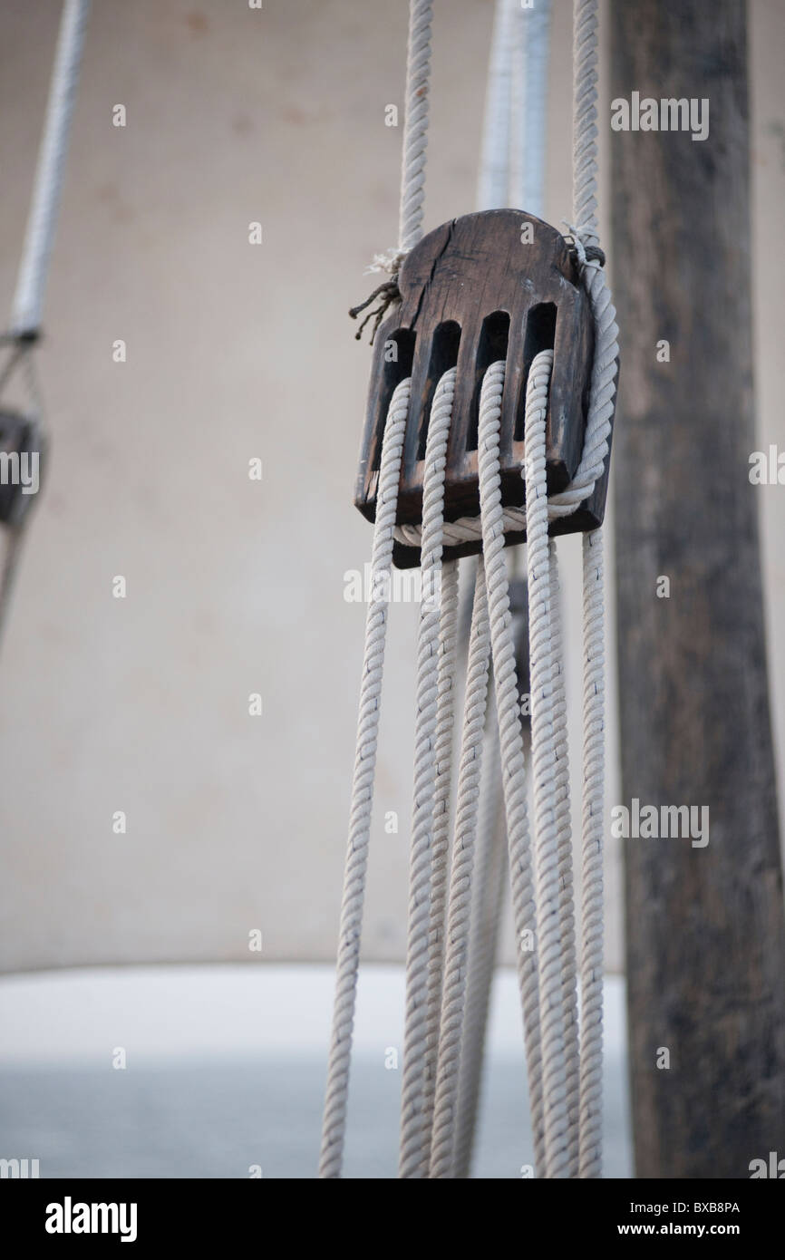 Ropes through pulleys hi-res stock photography and images - Alamy